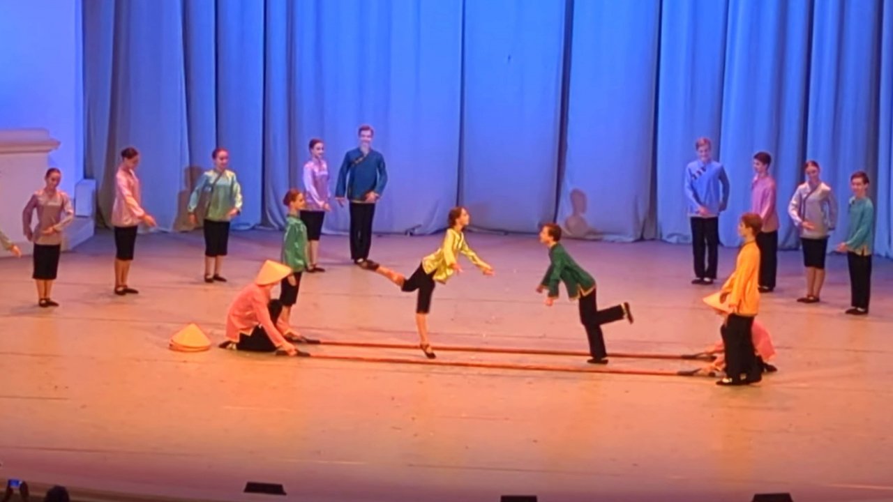 Вьетнамский танец с бамбуком