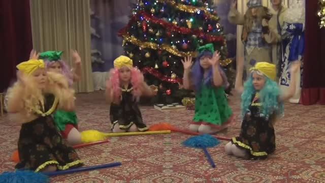 Танец бабок Ежек с метлами в подготовительной группе на новогоднем утреннике