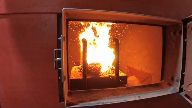 Котел автоматический 300 кВт отапливает сервисную станцию техобслуживания грузовиков.