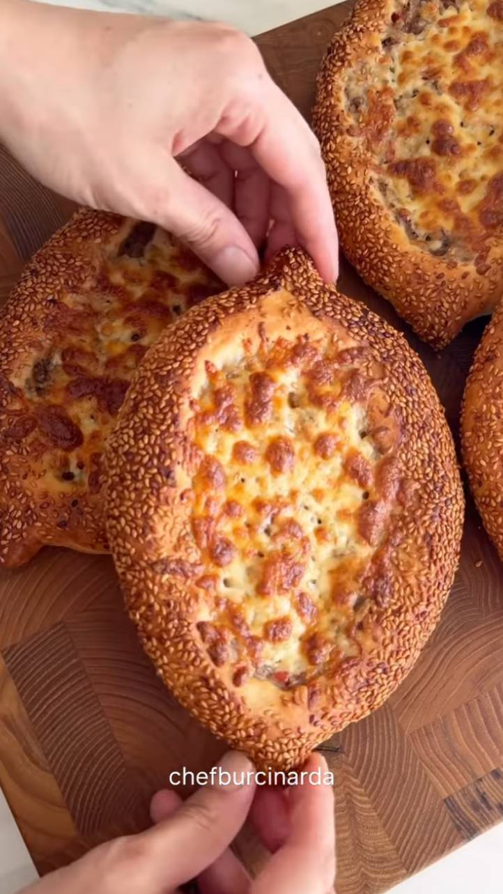 Открытые мясные пирожки с сыром