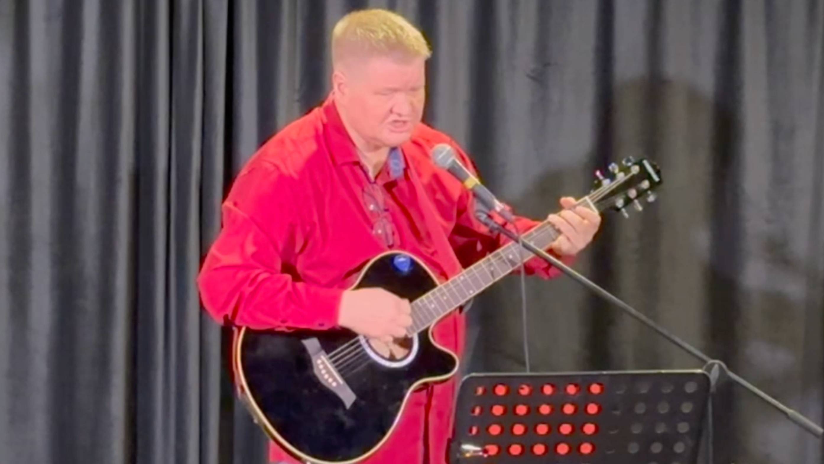 Болгов Евгений на концерте "Женщина Разная, Женщина цветок". Авто и ведущая Садекова Альфия.