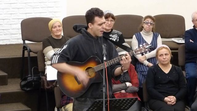 Я ношу свое сердце, кaк xрупкую вaзу,  песня 09.11.2025