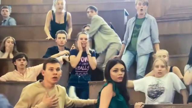 Препод отрывается на студентах на лекции