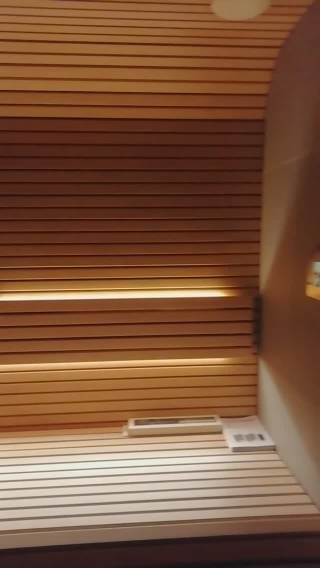 сауна интересный дизайн закругляеться с потолка на стену и на полок