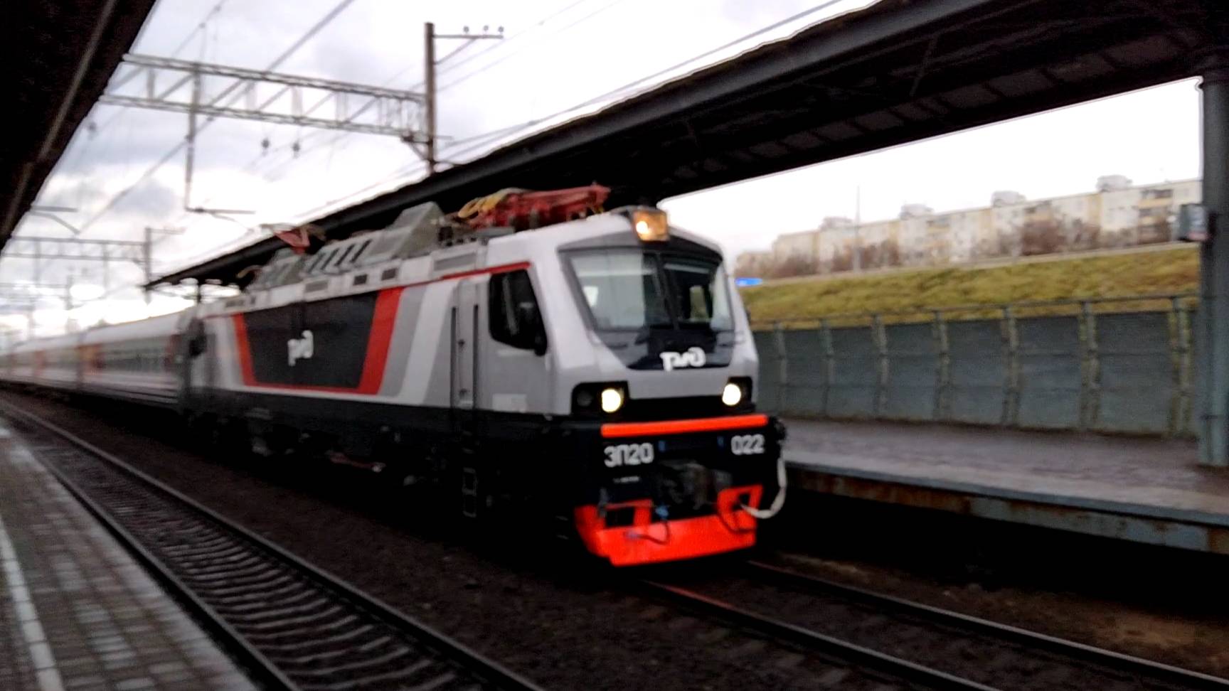 ЭП2Д-0172, ЭП20-022 с поездом № 102 и ЭД4М-0055 у о. п. Выхино