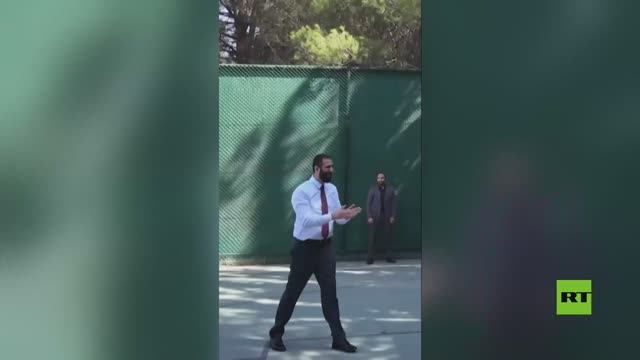 قبيل زيارته لواشنطن.. الشرع يلعب كرة السلة مع قائد قوات التحالف الدولي ضد "داعش"