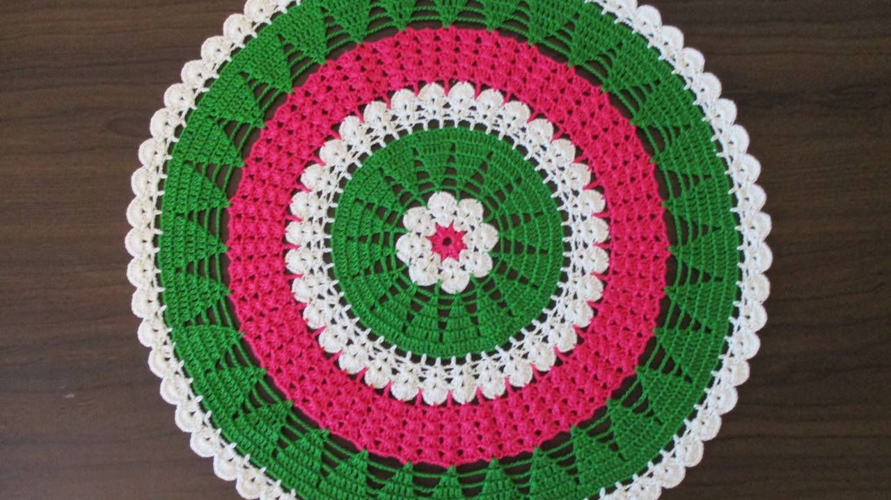 ТРЕХЦВЕТНАЯ НОВОГОДНЯЯ САЛФЕТКА КРЮЧКОМ. ЧАСТЬ 1