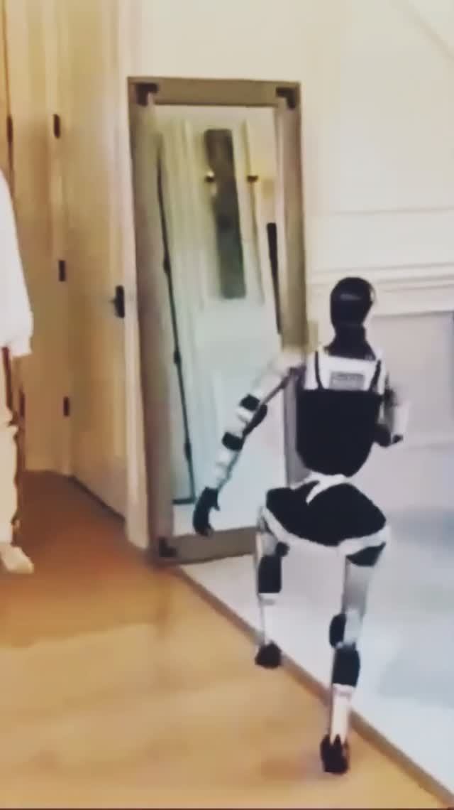 Блогер потратил 80 тыс.$ на робота-гуманоида...👽