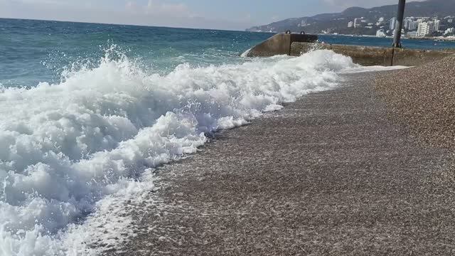 Сильные волны на Массандровском пляже (Ялта, Крым).