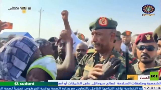 عبد الفتاح البرهان يزور مخيما لنازحين فروا من مدينة الفاشر