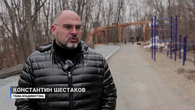 Комфортные пешеходные дорожки появляются в скверах и парках Владивостока.