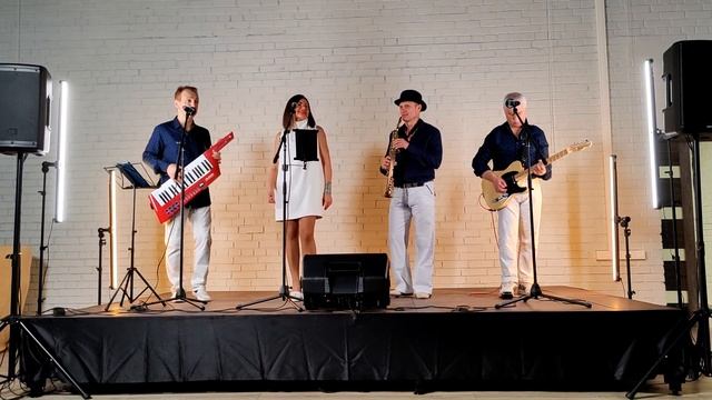 ВИА «Дорогие друзья» и финалист «Голос 60+» Николай Гусев исполнили кавер-версии советских хитов