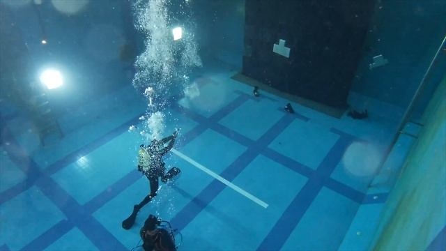 Стрельбы боевых водолазов под водой - тренировка отряда спецназ для борьбы с подводными диверсантами