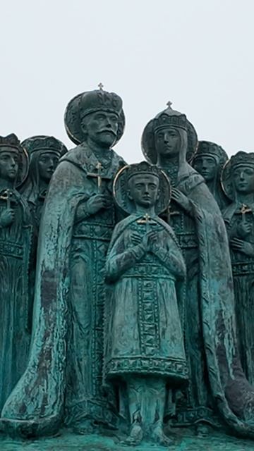Памятник Николаю II и его семье В селе Годеново на подворье Никольского женского монастыря