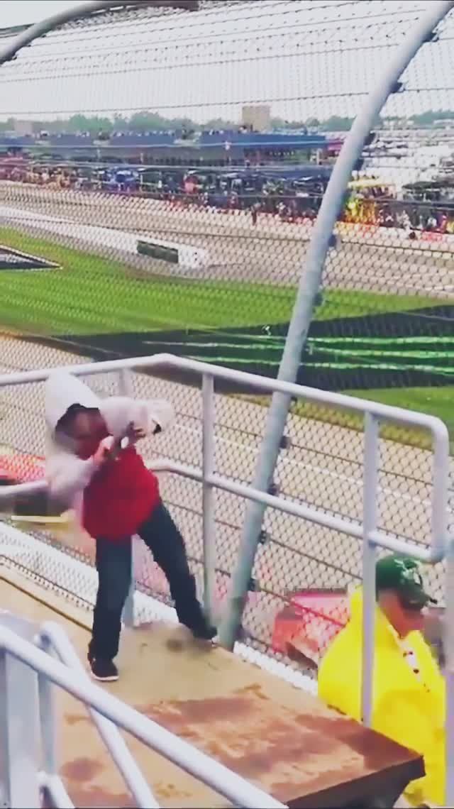 На автогонках...☝️😳