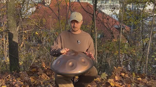 Игра на ханге в осеннем лесу