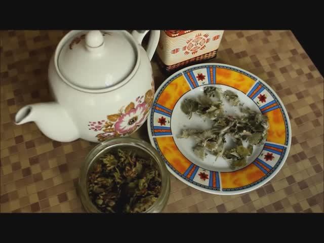 Клубничные рецепты - домашний чай. Клубничный чай из чашелистиков и листков молодой клубники.