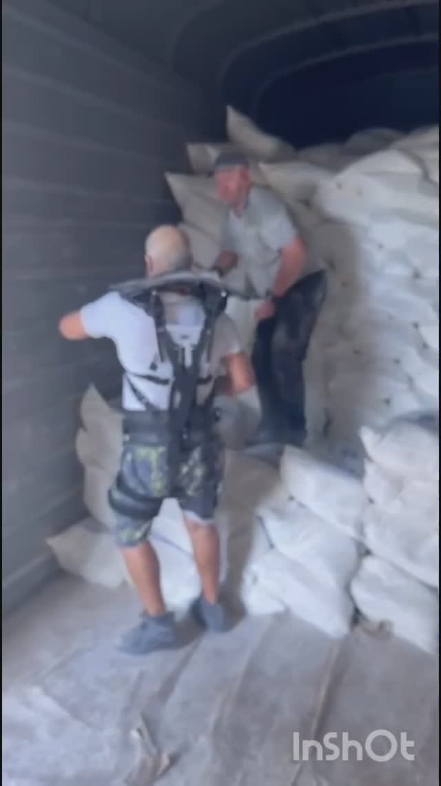 🚀✨ Экзоскелеты PROEXO успешно прошли тестирование при разгрузке вагонов с тяжелыми мешками!