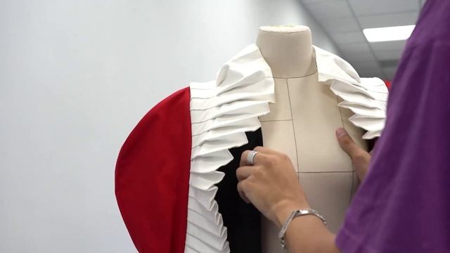 «Не слышал, поэтому никого не слушал»: слабослышащий парень стал модельером / Сильные люди