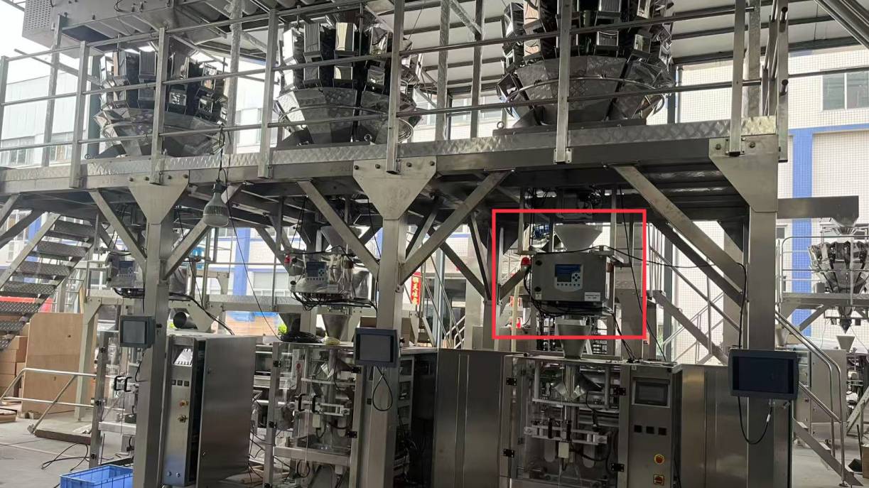 Отбраковка металл-содержащих доз продукта в линии с вертикальный автоматом