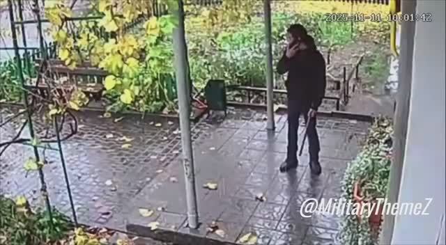 ТЦК заломали невнимательную людину возле дверей подъезда