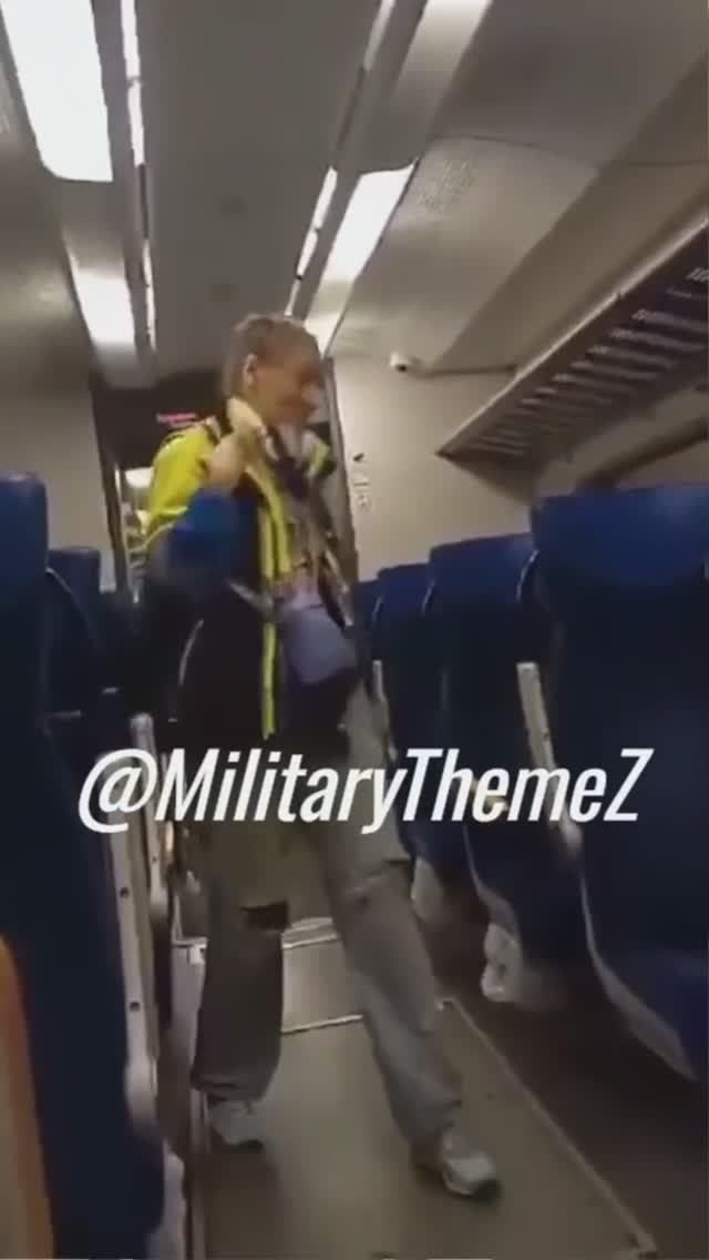 Кастрюля с ножом эпично получает по своему 🐽 в польском поезде.