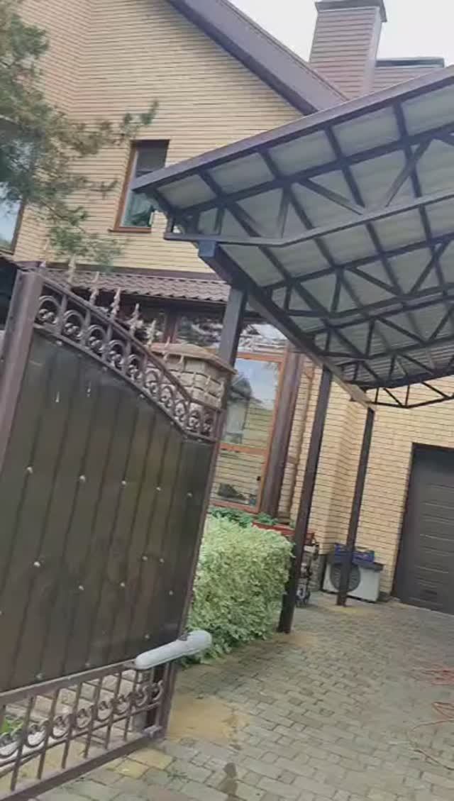 Два двускатных навеса из металлочерепицы