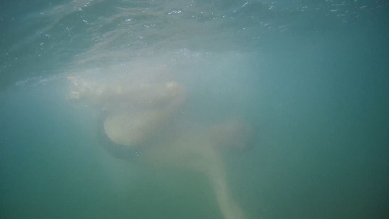 Вода - не повод не продолжить кувыркаться.