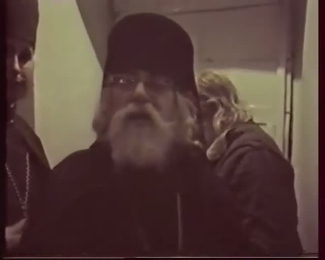 о. Иоанн Крестьянкин помазывает больных