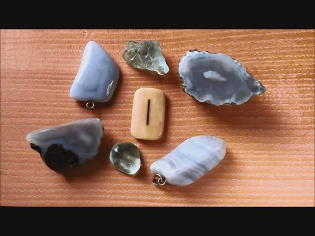 Руна Иса и камни - голубой топаз и сапфирин