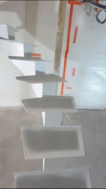 Белый каркас винтовой (веерной) лестницы