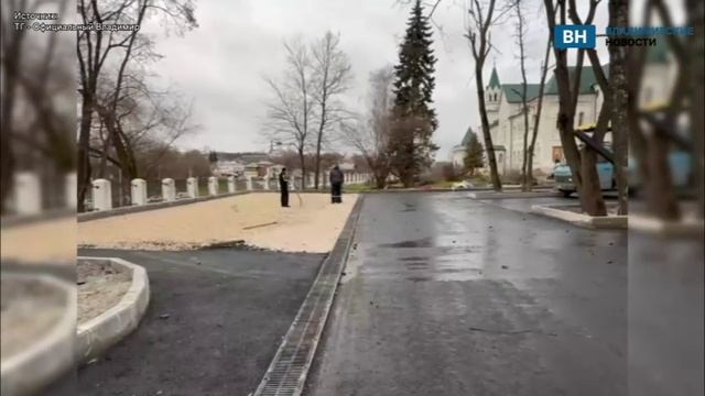 Во Владимире у больницы «Красный крест» укладывают новый асфальт для большой парковки