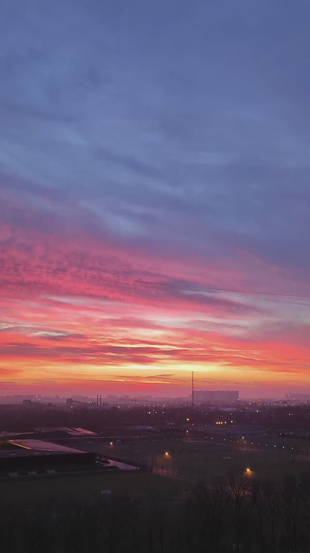 Я СНИМАЛ НЕБО В ТЕЧЕНИЕ ГОДА: ЗАКАТ, РАССВЕТ, ДЕНЬ, НОЧЬ...