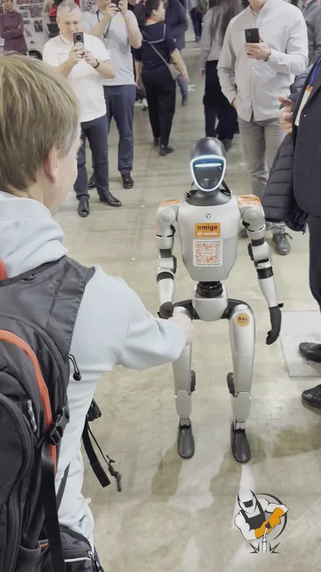 Очаровательный робот на выставке MITEX 2025