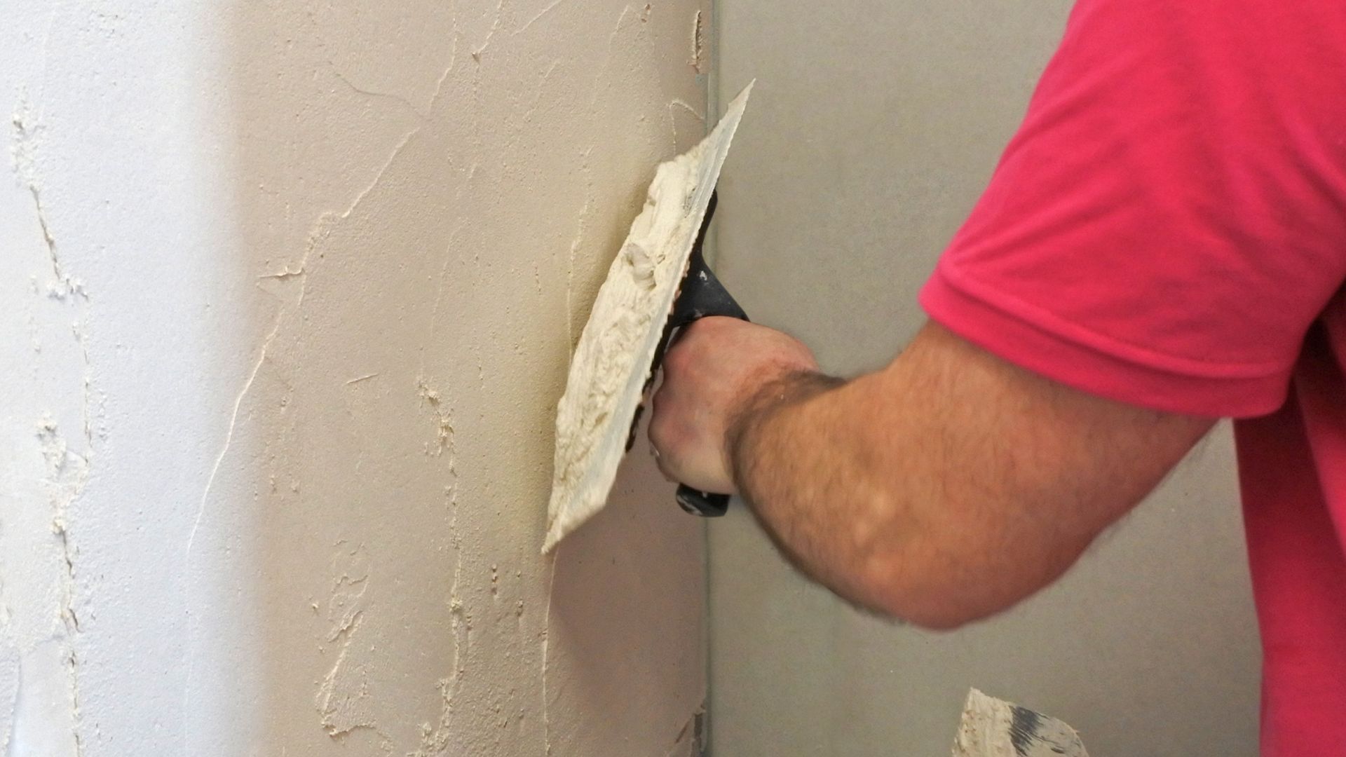 Белая гипсовая штукатурка SIVA от БОЛАРС. Нанесение по маякам, выравнивание правилом и кельмой