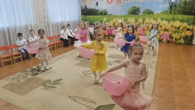 Танец Стирка на день мамы и 8 марта девочек средней группы. Мамины помощники