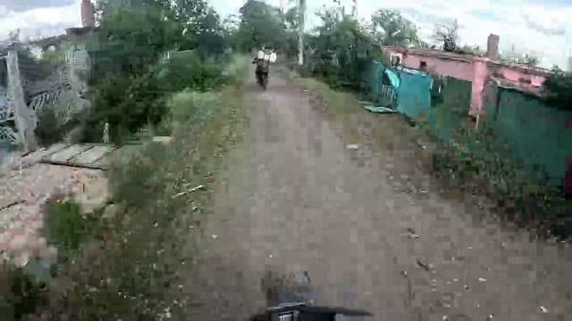 Местный житель помогает российским штурмовикам.