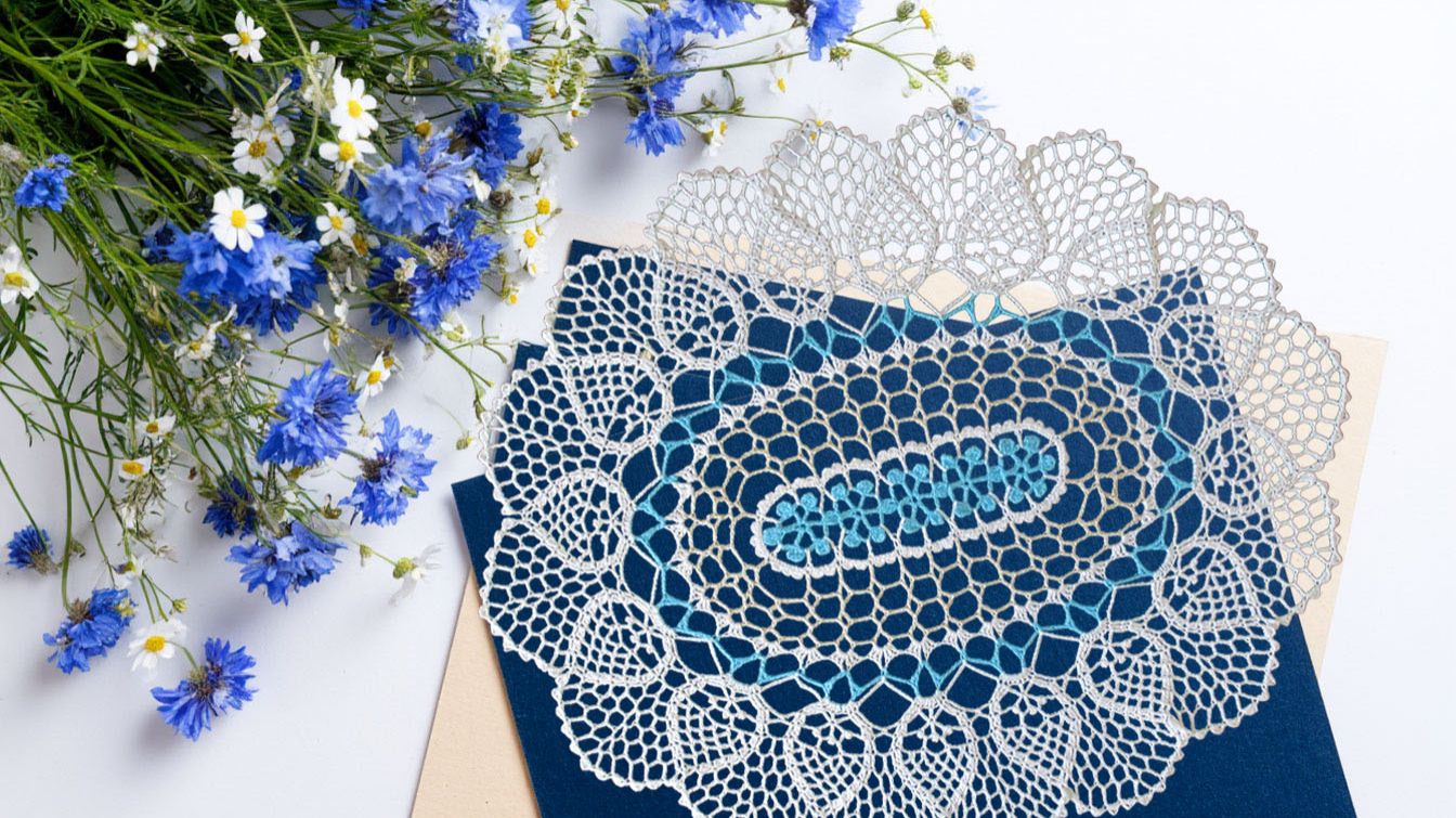 Овальная салфетка с голубыми мотивами. Часть 2