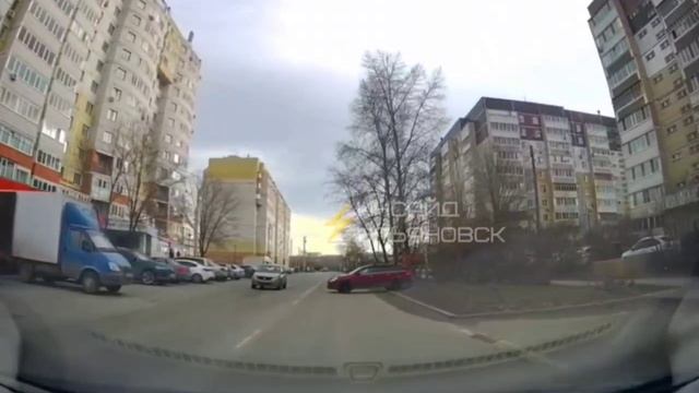 На Отрадной, 14 машина брошена поперёк дороги. Или водитель так припарковался или ручник забыл