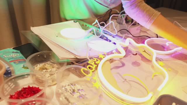 Неоновый мастер - класс: делаем неоновую капибару