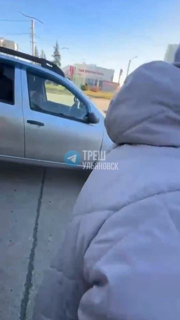 🚨 Трамвай снес легковушку у «Пушкаревского кольца». Движение затруднено.