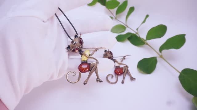 Брошь - подвеска большая "Кошечка гламурная" янтарь кошка бронза 6.5 см 109