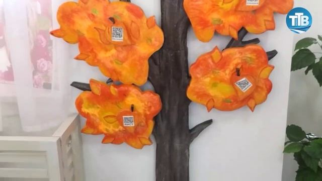 волшебное осеннее дерево с птицами Приморья