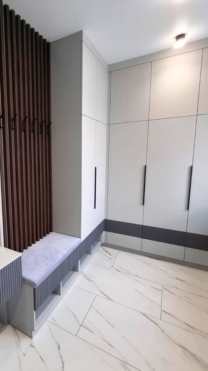 Джинет - встроенная угловая прихожая в современном стиле, фасад МДФ в эмали на заказ в Москве