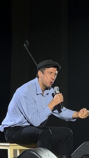 Эпизод из спектакля «Жил такой парень» на фестивале «Место притяжения — Сибирь»