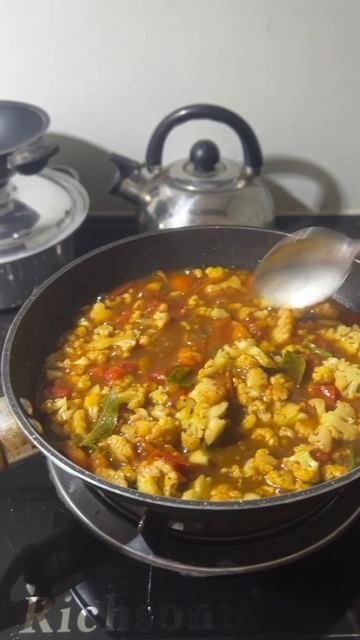 Сабджи из цветной капусты, картошки и панира