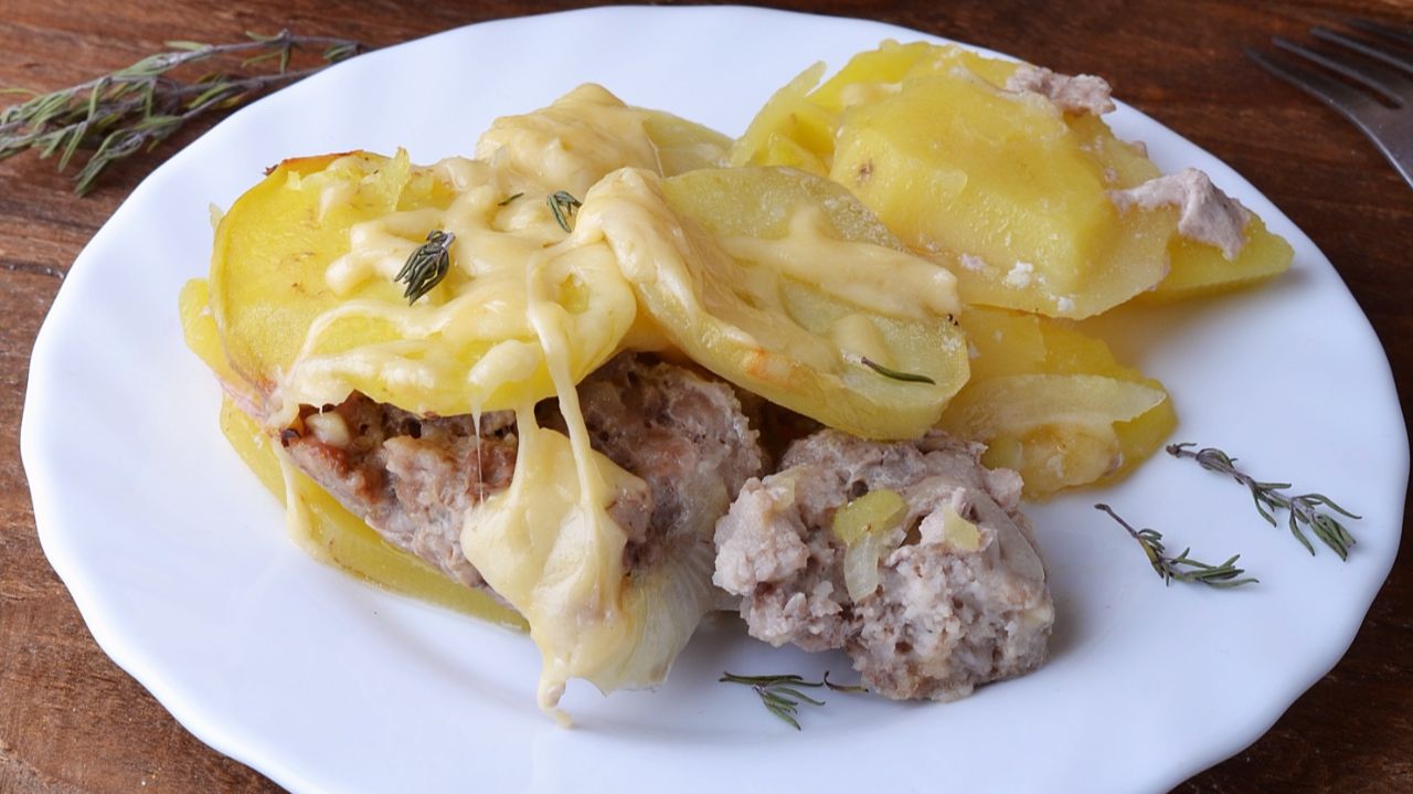 Ленивый ужин мечты: картошка с фаршем, сыром и сметаной — готовится сам в духовке!