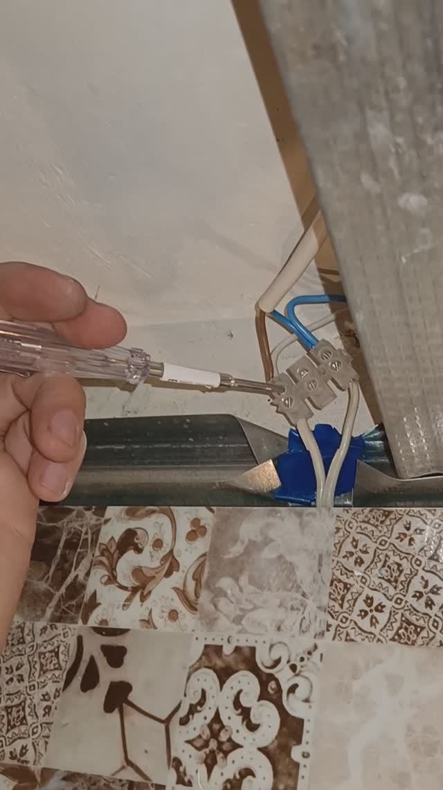 Не работает свет в ванной и розетка. Что делать? Заявка онлайн Часть 2 Электрика в квартире.