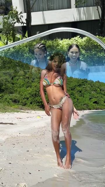 Очаровательная Манират на пляже