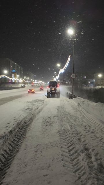 Уборка тиманского моста от снега в Воркуте